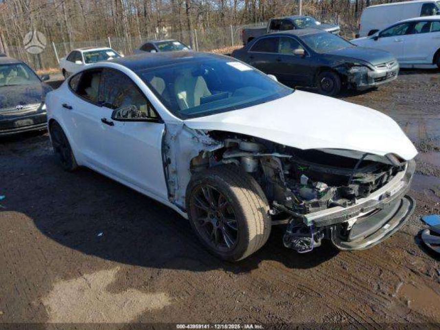 White Tesla Model S 2022 in Klaipeda, with an engine capacity of 0.00 L and mileage of 70 thousand km for 13600 €, photo 1 on AUTOMOTO.COM.LV