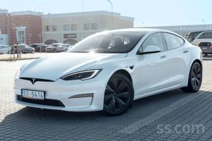 White Tesla Model S 2023 in Jurmala, with an engine capacity of 0.00 L and mileage of 47 thousand km for 58600 €, photo 4 on AUTOMOTO.COM.LV