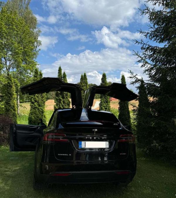 Black Tesla Model X 2016 in Vilnius, with an engine capacity of 0.00 L and mileage of 230 thousand km for 34500 €, photo 4 on AUTOMOTO.COM.LV