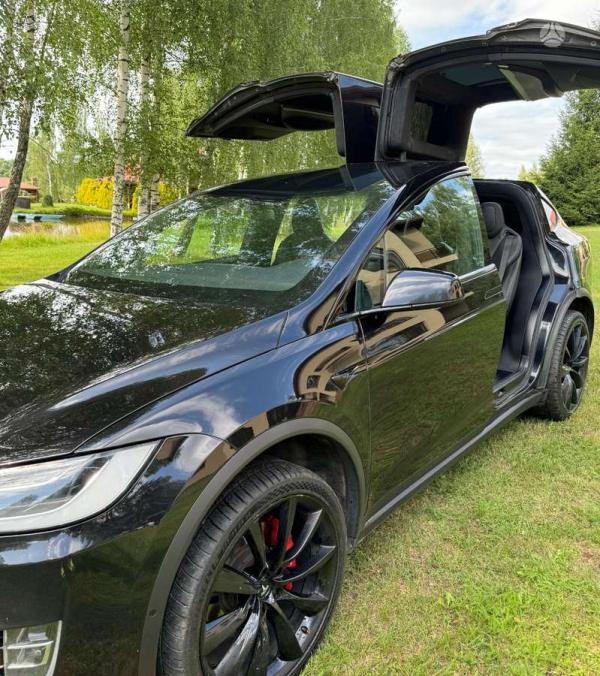 Black Tesla Model X 2016 in Vilnius, with an engine capacity of 0.00 L and mileage of 230 thousand km for 34500 €, photo 5 on AUTOMOTO.COM.LV