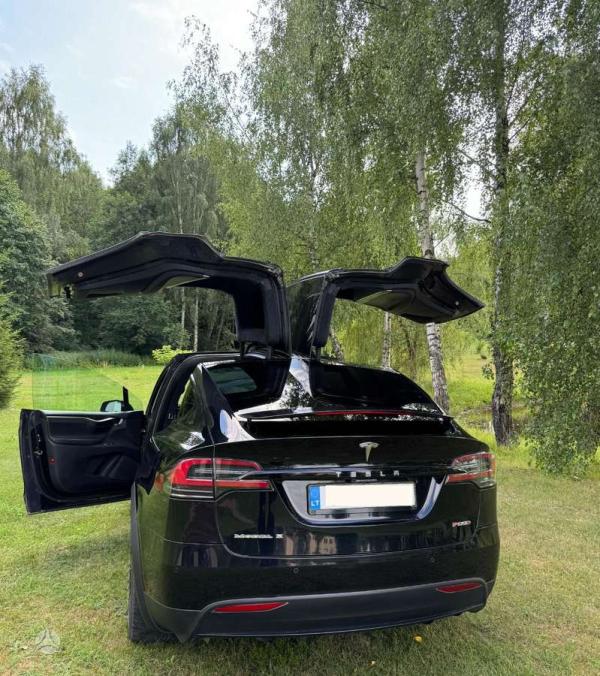 Black Tesla Model X 2016 in Vilnius, with an engine capacity of 0.00 L and mileage of 230 thousand km for 34500 €, photo 6 on AUTOMOTO.COM.LV