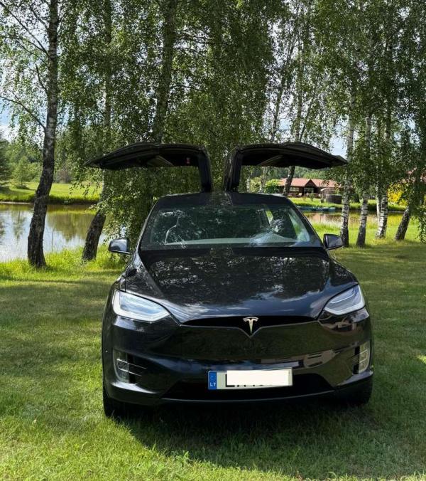 Black Tesla Model X 2016 in Vilnius, with an engine capacity of 0.00 L and mileage of 230 thousand km for 34500 €, photo 9 on AUTOMOTO.COM.LV