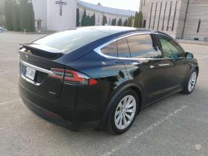 Black Tesla Model X 2016 in Alytus, with an engine capacity of 0.00 L and mileage of 120 thousand km for 25600 €, photo 4 on AUTOMOTO.COM.LV