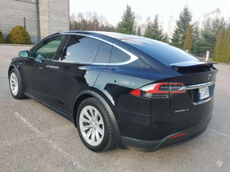 Black Tesla Model X 2016 in Alytus, with an engine capacity of 0.00 L and mileage of 120 thousand km for 25600 €, photo 5 on AUTOMOTO.COM.LV