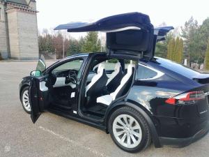 Black Tesla Model X 2016 in Alytus, with an engine capacity of 0.00 L and mileage of 120 thousand km for 25600 €, photo 7 on AUTOMOTO.COM.LV