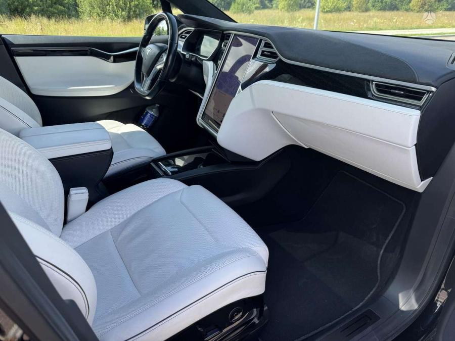 Black Tesla Model X 2016 in Gargzdai, with an engine capacity of 0.00 L and mileage of 259 thousand km for 21500 €, photo 7 on AUTOMOTO.COM.LV