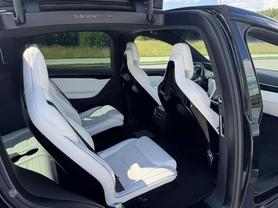 Black Tesla Model X 2016 in Gargzdai, with an engine capacity of 0.00 L and mileage of 259 thousand km for 21500 €, photo 8 on AUTOMOTO.COM.LV