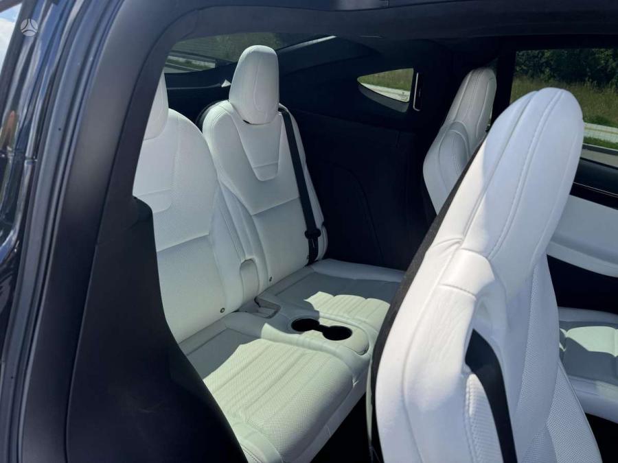 Black Tesla Model X 2016 in Gargzdai, with an engine capacity of 0.00 L and mileage of 259 thousand km for 21500 €, photo 10 on AUTOMOTO.COM.LV