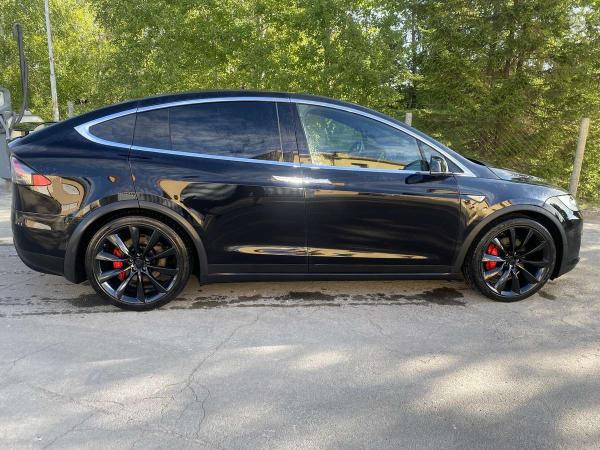 Black Tesla Model X 2016 in Raseiniai, with an engine capacity of 0.00 L and mileage of 38 thousand km for 25500 €, photo 6 on AUTOMOTO.COM.LV