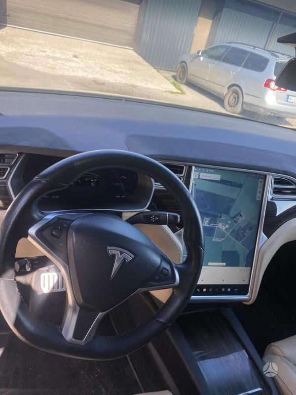 Black Tesla Model X 2016 in Raseiniai, with an engine capacity of 0.00 L and mileage of 38 thousand km for 25500 €, photo 10 on AUTOMOTO.COM.LV
