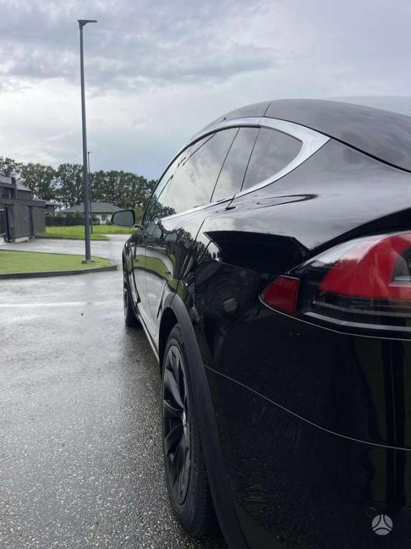 Tesla Model X 2016 in Kaunas on AUTOMOTO.COM.LV Black Tesla Model X 2016 in Kaunas, with an engine capacity of 0.00 L and mileage of 135 thousand km for 21500 €, photo 6 on AUTOMOTO.COM.LV