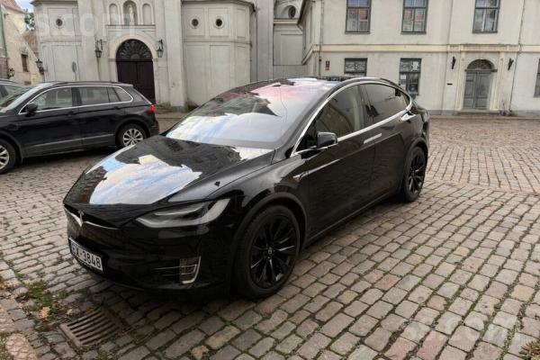 Melns Tesla Model X 2017 Rīga, ar dzinēja tilpumu 0.00 L un nobraukumu 88 tūkst. km par 34900 €, foto 1 vietnē AUTOMOTO.COM.LV