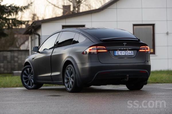 Black Tesla Model X 2017 in Riga, with an engine capacity of 0.00 L and mileage of 191 thousand km for 33777 €, photo 3 on AUTOMOTO.COM.LV