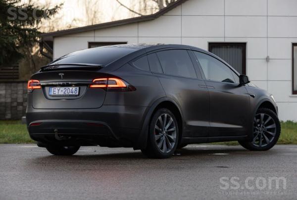 Black Tesla Model X 2017 in Riga, with an engine capacity of 0.00 L and mileage of 191 thousand km for 33777 €, photo 4 on AUTOMOTO.COM.LV