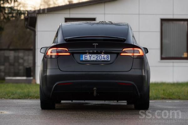 Black Tesla Model X 2017 in Riga, with an engine capacity of 0.00 L and mileage of 191 thousand km for 33777 €, photo 5 on AUTOMOTO.COM.LV