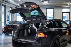 Melns Tesla Model X 2017 Kauņa, ar dzinēja tilpumu 0.00 L un nobraukumu 155 tūkst. km par 41950 €, foto 15 vietnē AUTOMOTO.COM.LV