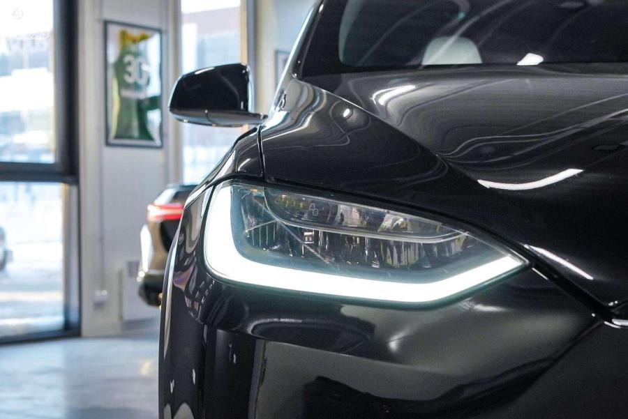 Black Tesla Model X 2017 in Marijampole, with an engine capacity of 0.00 L and mileage of 155 thousand km for 35950 €, photo 8 on AUTOMOTO.COM.LV