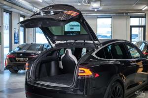 Black Tesla Model X 2017 in Marijampole, with an engine capacity of 0.00 L and mileage of 155 thousand km for 35950 €, photo 13 on AUTOMOTO.COM.LV