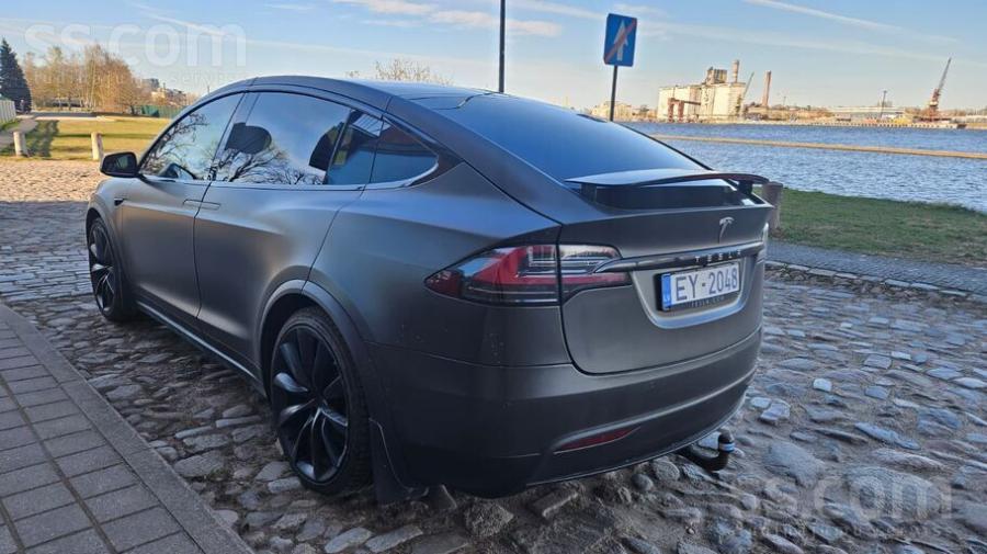 Black Tesla Model X 2017 in Riga, with an engine capacity of 0.00 L and mileage of 201 thousand km for 23500 €, photo 3 on AUTOMOTO.COM.LV