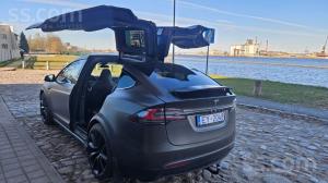 Black Tesla Model X 2017 in Riga, with an engine capacity of 0.00 L and mileage of 201 thousand km for 23500 €, photo 5 on AUTOMOTO.COM.LV