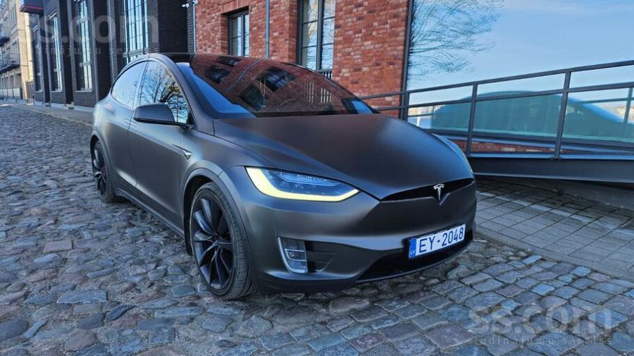 Black Tesla Model X 2017 in Riga, with an engine capacity of 0.00 L and mileage of 203 thousand km for 22800 €, photo 4 on AUTOMOTO.COM.LV