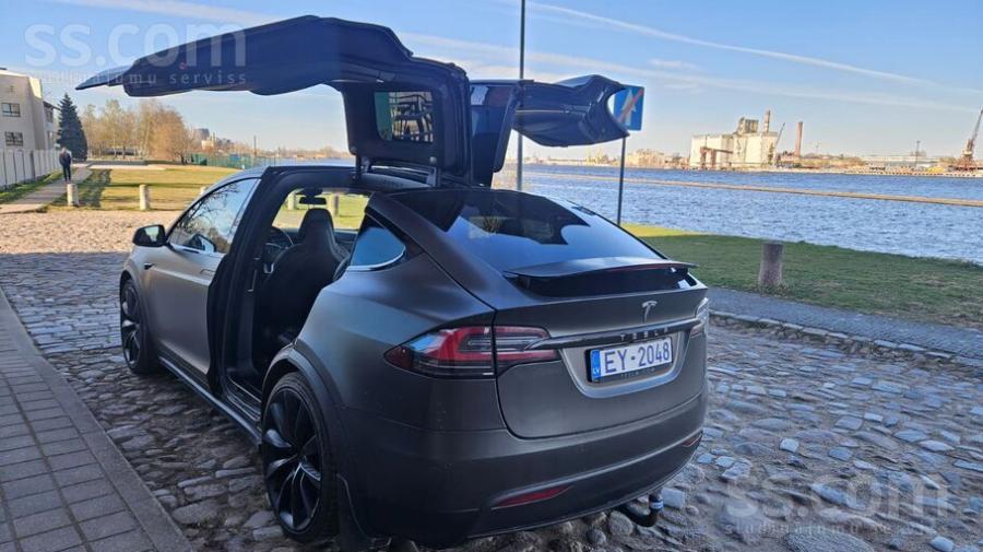 Black Tesla Model X 2017 in Riga, with an engine capacity of 0.00 L and mileage of 203 thousand km for 22800 €, photo 5 on AUTOMOTO.COM.LV