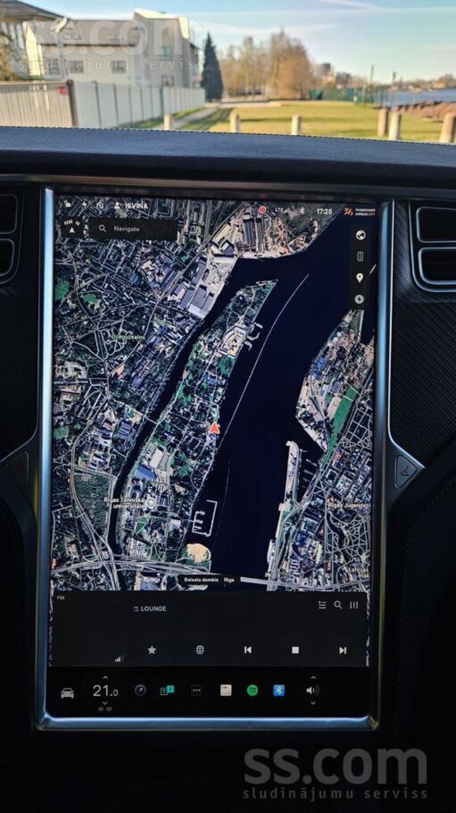 Black Tesla Model X 2017 in Riga, with an engine capacity of 0.00 L and mileage of 203 thousand km for 22800 €, photo 14 on AUTOMOTO.COM.LV