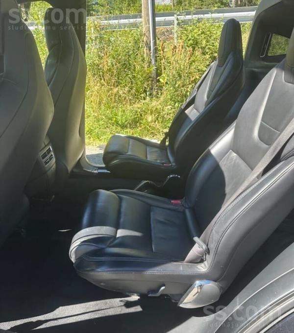 Black Tesla Model X 2017 in Riga, with an engine capacity of 0.00 L and mileage of 268 thousand km for 17777 €, photo 4 on AUTOMOTO.COM.LV
