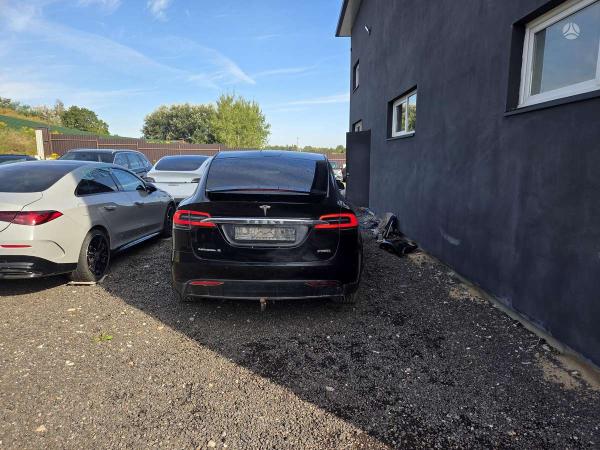 Black Tesla Model X 2017 in Vilnius, with an engine capacity of 0.00 L and mileage of 278 thousand km for 15000 €, photo 10 on AUTOMOTO.COM.LV