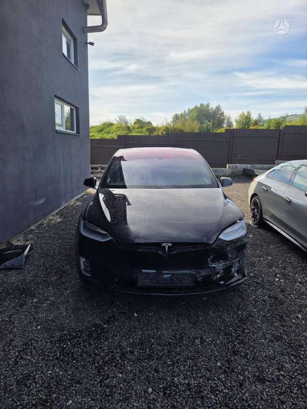 Black Tesla Model X 2017 in Vilnius, with an engine capacity of 0.00 L and mileage of 278 thousand km for 15000 €, photo 11 on AUTOMOTO.COM.LV
