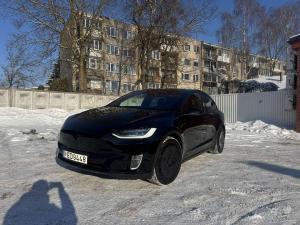 Melns Tesla Model X 2018 Alīta, ar dzinēja tilpumu 0.00 L un nobraukumu 118 tūkst. km par 22000 €, foto  vietnē AUTOMOTO.COM.LV