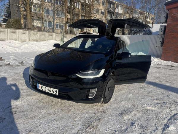 Black Tesla Model X 2018 in Alytus, with an engine capacity of 0.00 L and mileage of 118 thousand km for 22000 €, photo 3 on AUTOMOTO.COM.LV