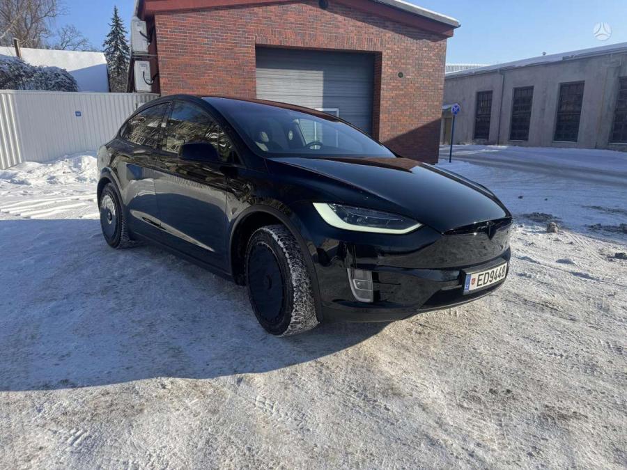 Melns Tesla Model X 2018 Alīta, ar dzinēja tilpumu 0.00 L un nobraukumu 118 tūkst. km par 22000 €, foto 4 vietnē AUTOMOTO.COM.LV