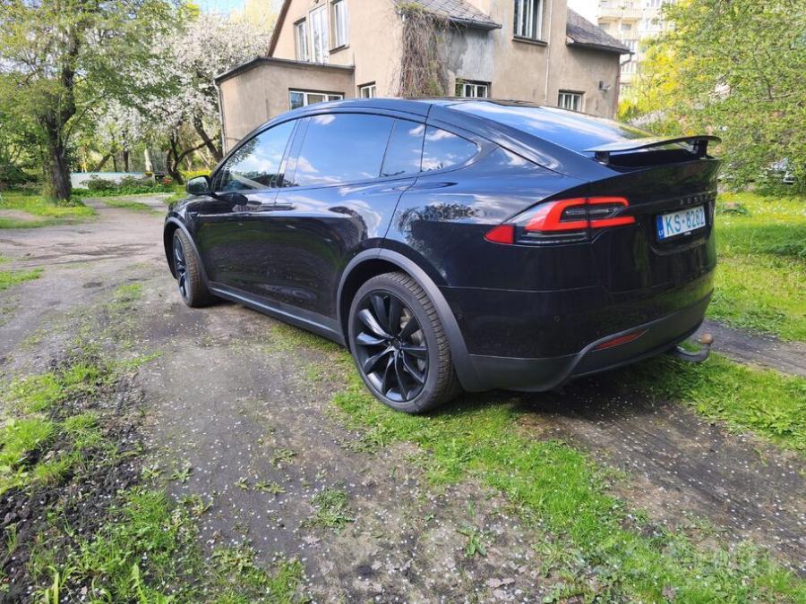 Black Tesla Model X 2018 in Riga, with an engine capacity of 0.00 L and mileage of 156 thousand km for 31000 €, photo 4 on AUTOMOTO.COM.LV