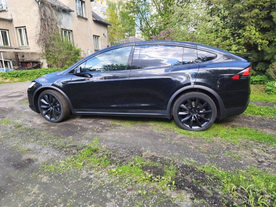 Black Tesla Model X 2018 in Riga, with an engine capacity of 0.00 L and mileage of 156 thousand km for 31000 €, photo 6 on AUTOMOTO.COM.LV