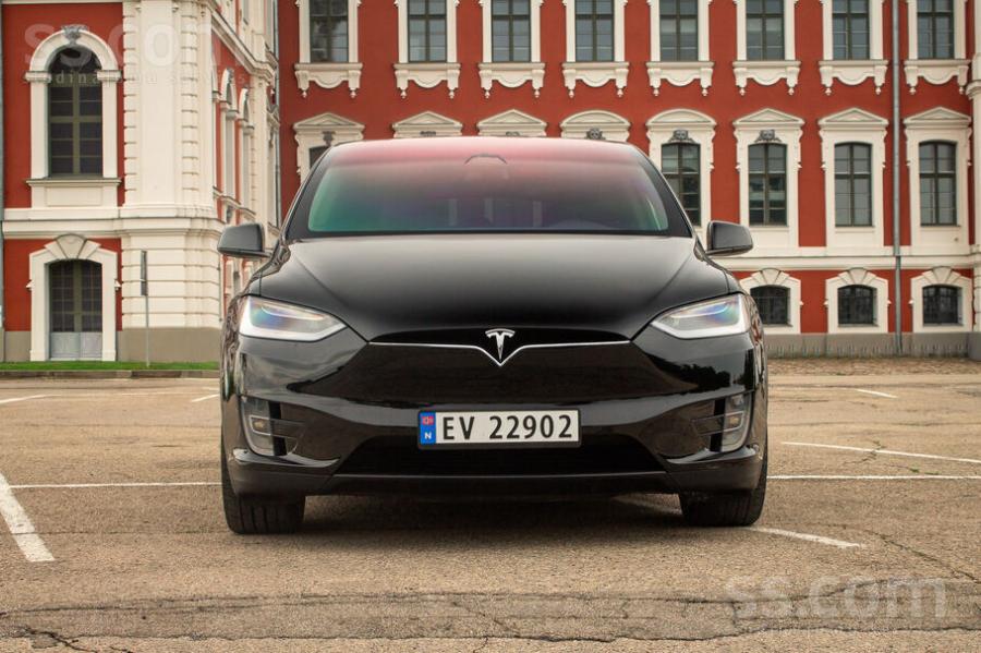 Black Tesla Model X 2018 in Jelgava, with an engine capacity of 0.00 L and mileage of 196 thousand km for 21900 €, photo 3 on AUTOMOTO.COM.LV