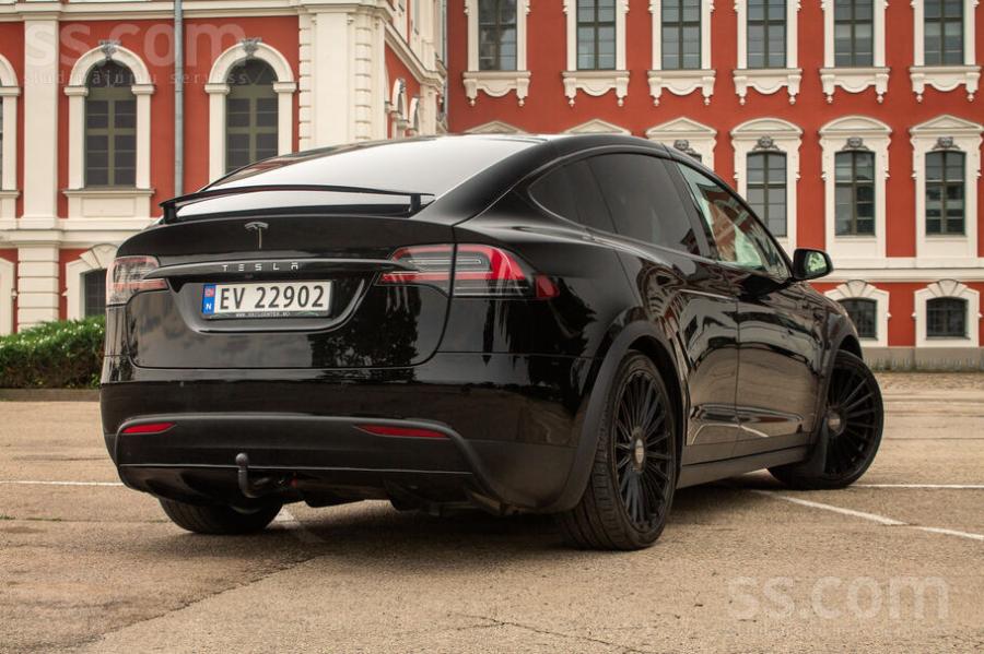 Black Tesla Model X 2018 in Jelgava, with an engine capacity of 0.00 L and mileage of 196 thousand km for 21900 €, photo 9 on AUTOMOTO.COM.LV
