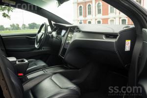 Black Tesla Model X 2018 in Jelgava, with an engine capacity of 0.00 L and mileage of 196 thousand km for 21900 €, photo 11 on AUTOMOTO.COM.LV