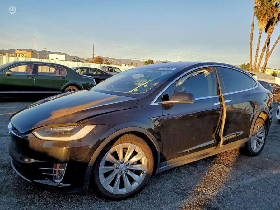 Black Tesla Model X 2018 in Klaipeda, with an engine capacity of 0.00 L and mileage of 101 thousand km for 11700 €, photo 1 on AUTOMOTO.COM.LV