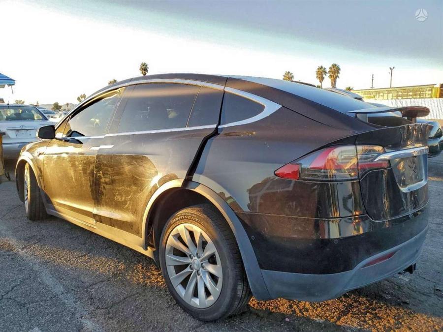 Black Tesla Model X 2018 in Klaipeda, with an engine capacity of 0.00 L and mileage of 101 thousand km for 11700 €, photo 3 on AUTOMOTO.COM.LV