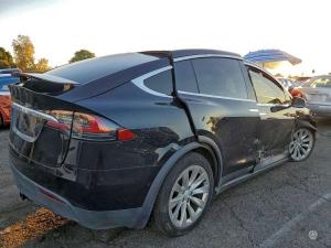 Black Tesla Model X 2018 in Klaipeda, with an engine capacity of 0.00 L and mileage of 101 thousand km for 11700 €, photo 4 on AUTOMOTO.COM.LV