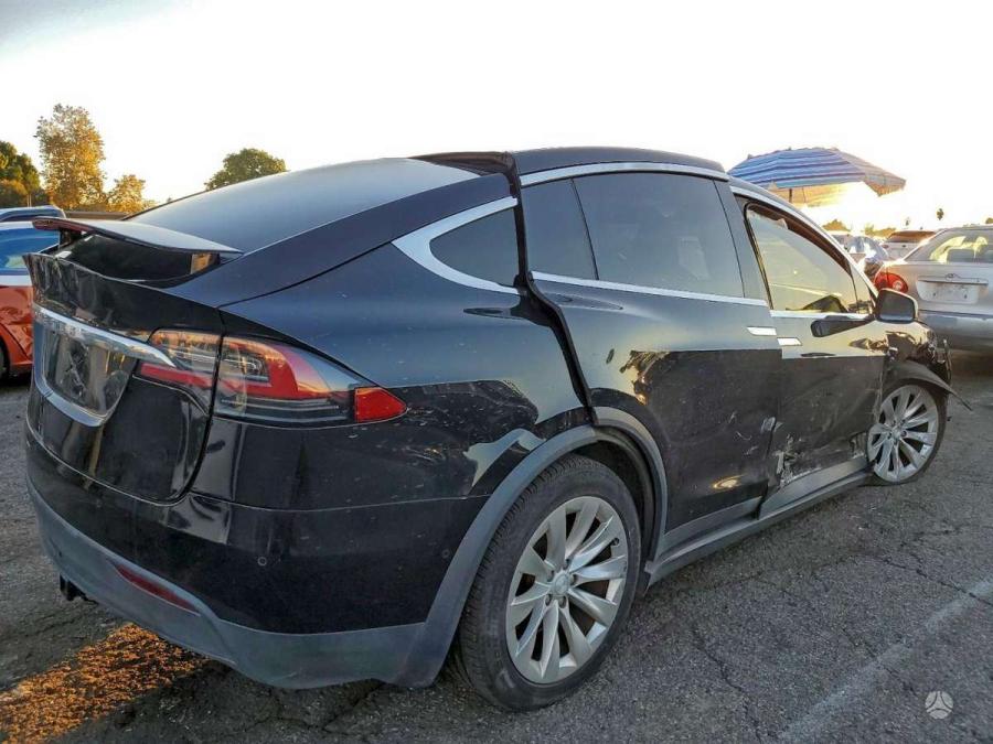 Black Tesla Model X 2018 in Klaipeda, with an engine capacity of 0.00 L and mileage of 101 thousand km for 11700 €, photo 4 on AUTOMOTO.COM.LV