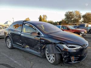 Black Tesla Model X 2018 in Klaipeda, with an engine capacity of 0.00 L and mileage of 101 thousand km for 11700 €, photo 5 on AUTOMOTO.COM.LV