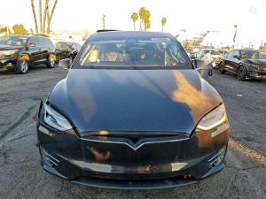Black Tesla Model X 2018 in Klaipeda, with an engine capacity of 0.00 L and mileage of 101 thousand km for 11700 €, photo 6 on AUTOMOTO.COM.LV