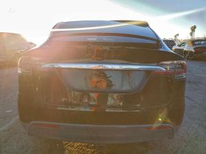 Black Tesla Model X 2018 in Klaipeda, with an engine capacity of 0.00 L and mileage of 101 thousand km for 11700 €, photo 7 on AUTOMOTO.COM.LV