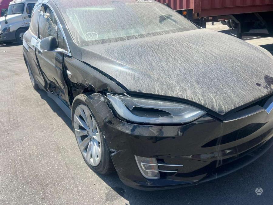 Black Tesla Model X 2018 in Klaipeda, with an engine capacity of 0.00 L and mileage of 101 thousand km for 11700 €, photo 17 on AUTOMOTO.COM.LV