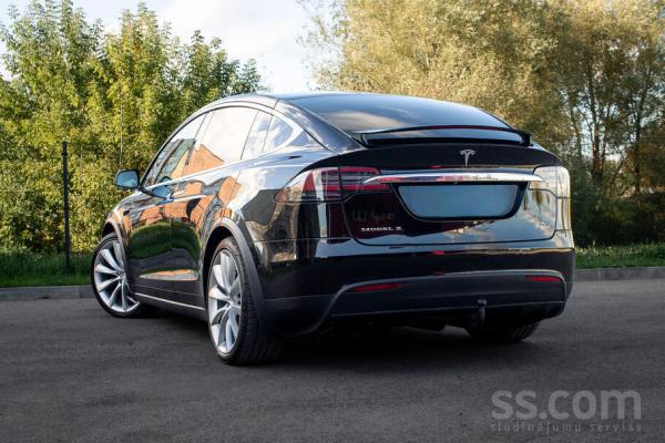 Black Tesla Model X 2018 in Jelgava, with an engine capacity of 0.00 L and mileage of 152 thousand km for 21500 €, photo 5 on AUTOMOTO.COM.LV