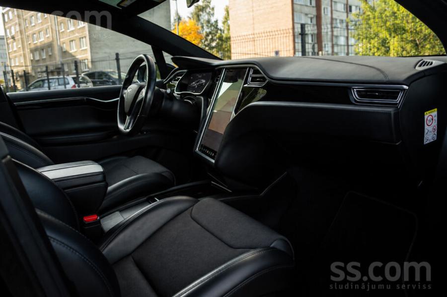 Black Tesla Model X 2018 in Jelgava, with an engine capacity of 0.00 L and mileage of 152 thousand km for 21500 €, photo 9 on AUTOMOTO.COM.LV