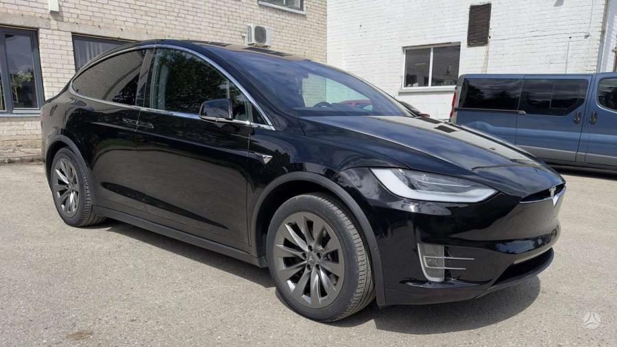 Black Tesla Model X 2019 in Prienai, with an engine capacity of 0.00 L and mileage of 99 thousand km for 29750 €, photo 3 on AUTOMOTO.COM.LV