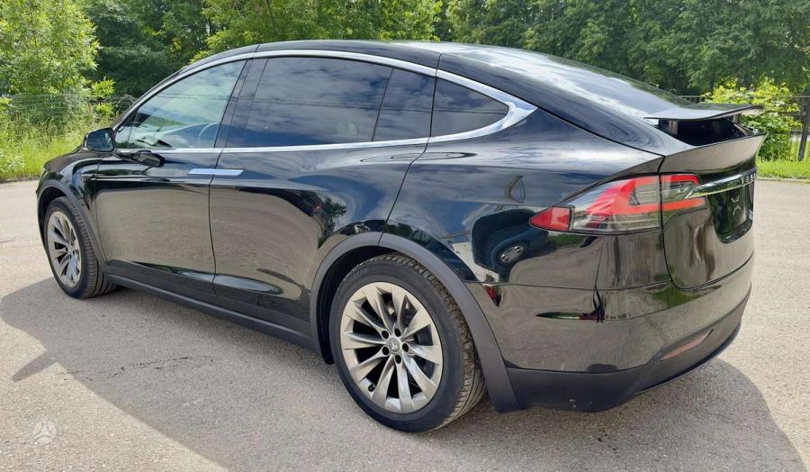Black Tesla Model X 2019 in Prienai, with an engine capacity of 0.00 L and mileage of 99 thousand km for 29750 €, photo 5 on AUTOMOTO.COM.LV